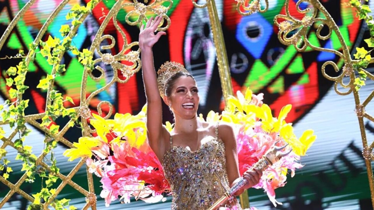 El vestido y la corona de Isabella, homenajes a Meira Delmar y Selva ...